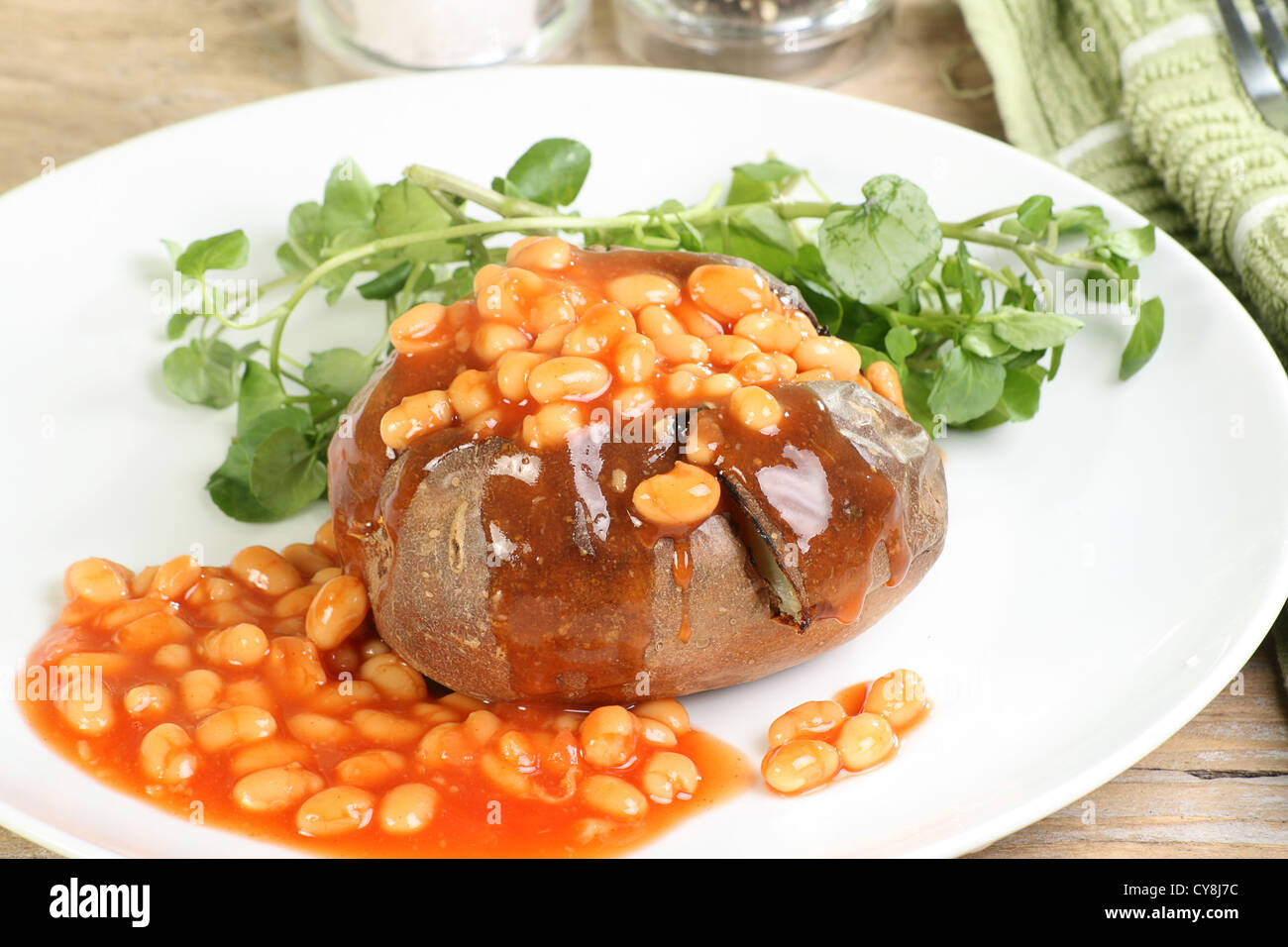 Baked beans and jacket potato hi-res stock photography and images - Alamy