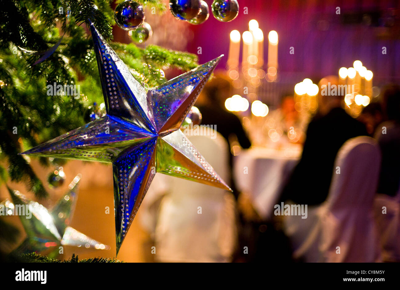 Family around christmas tree hi-res stock photography and images - Alamy