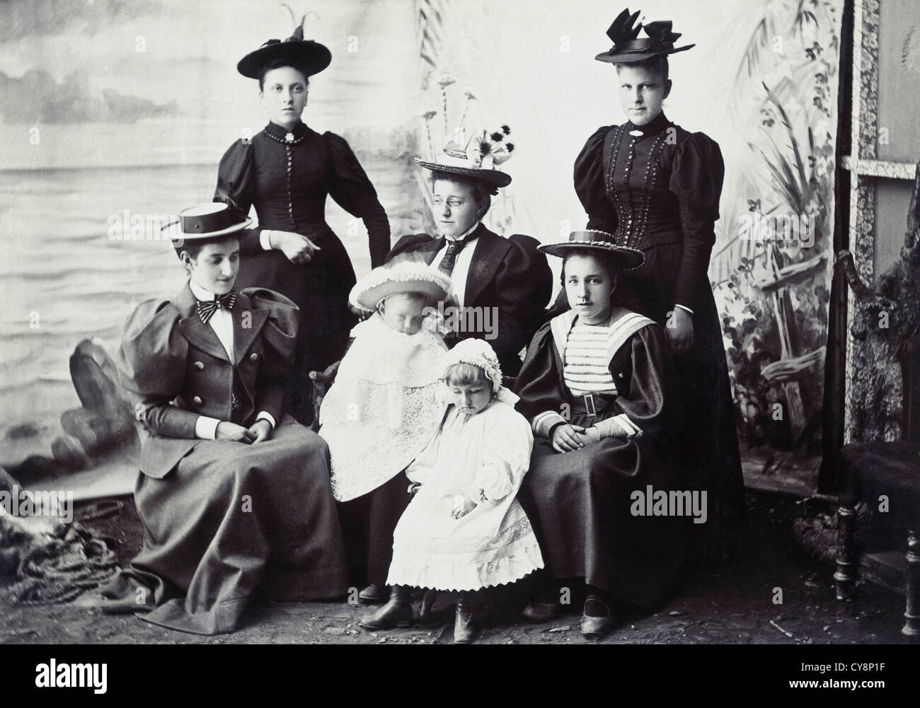 Edwardian family circa 1905 hi-res stock photography and images - Alamy