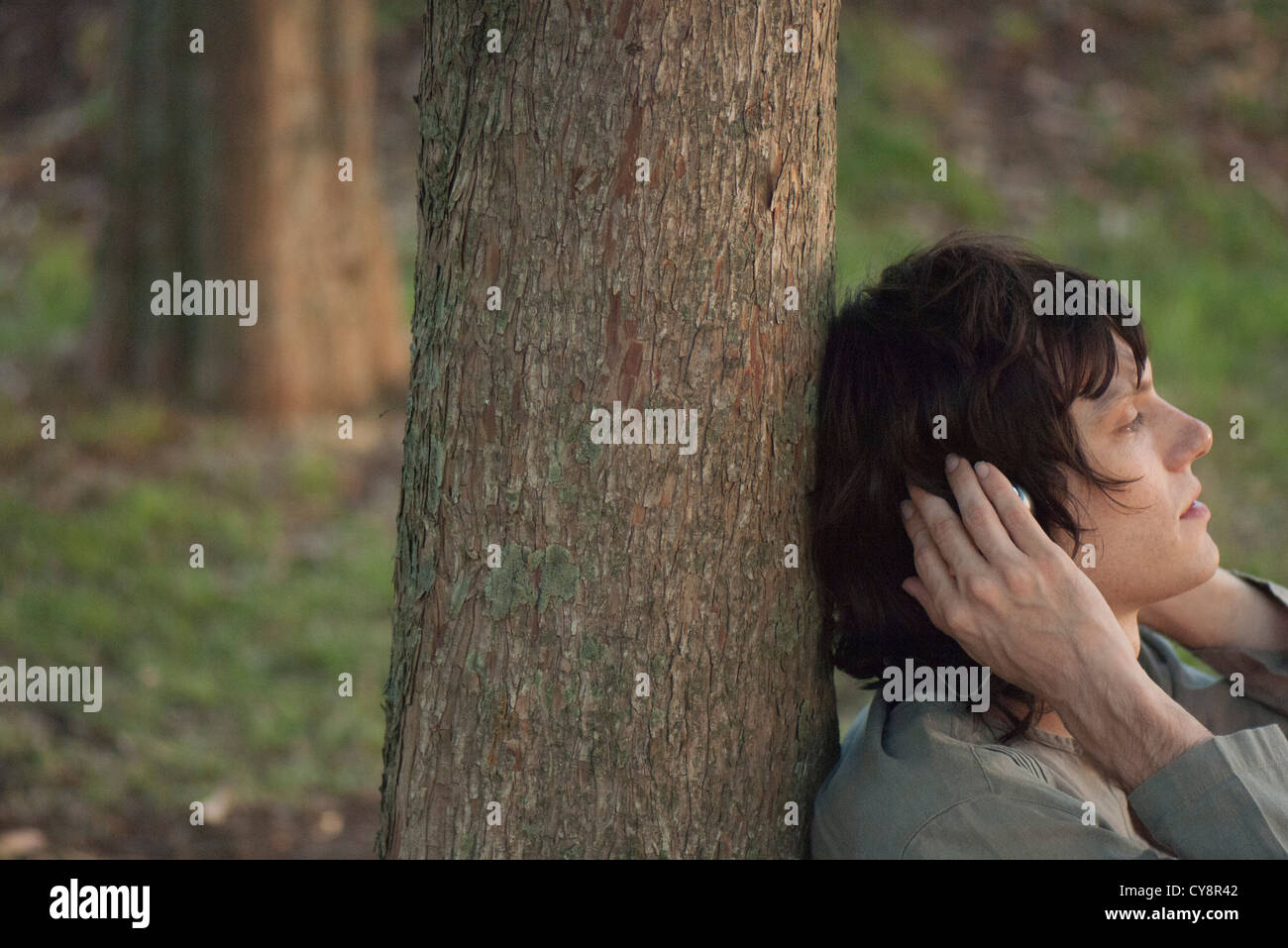 Man leaning against tree trunk hi-res stock photography and images - Alamy