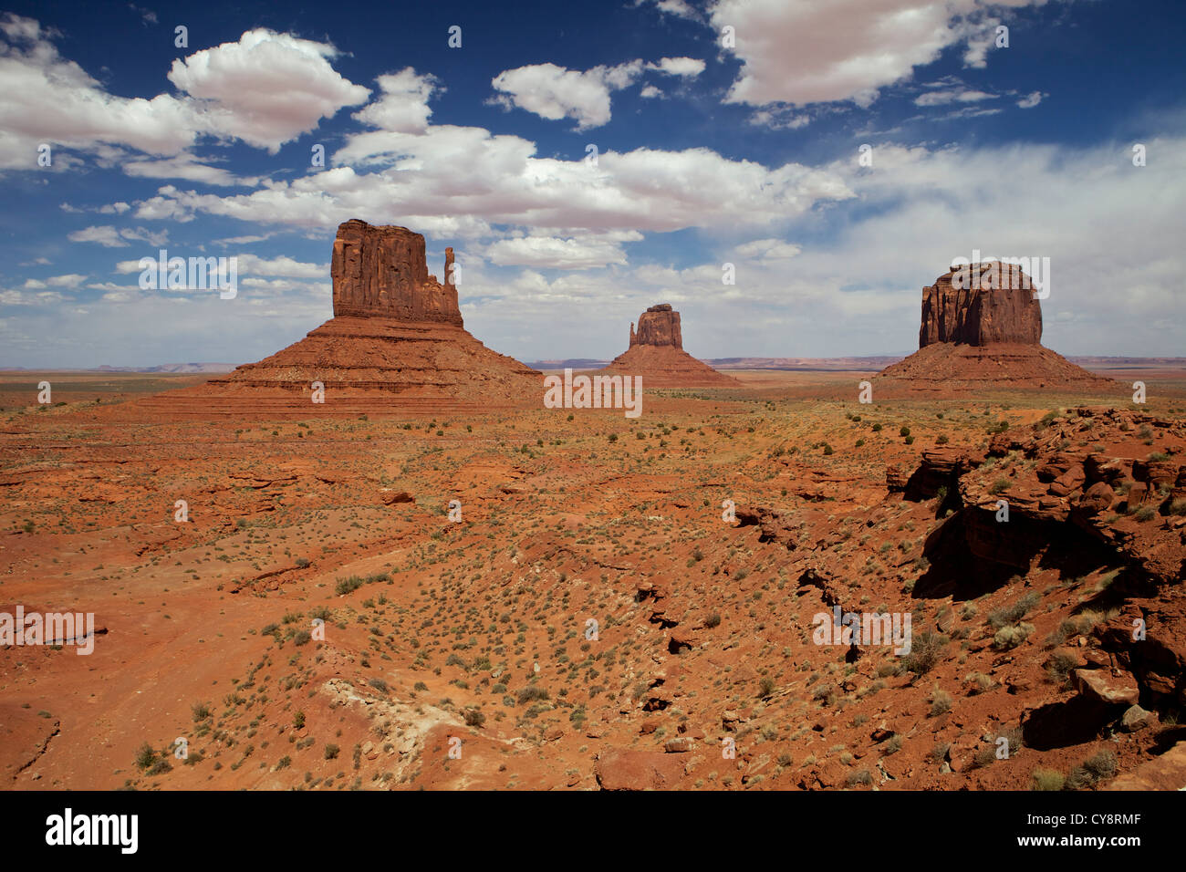 Navajo reservation butte mittens hi-res stock photography and images ...