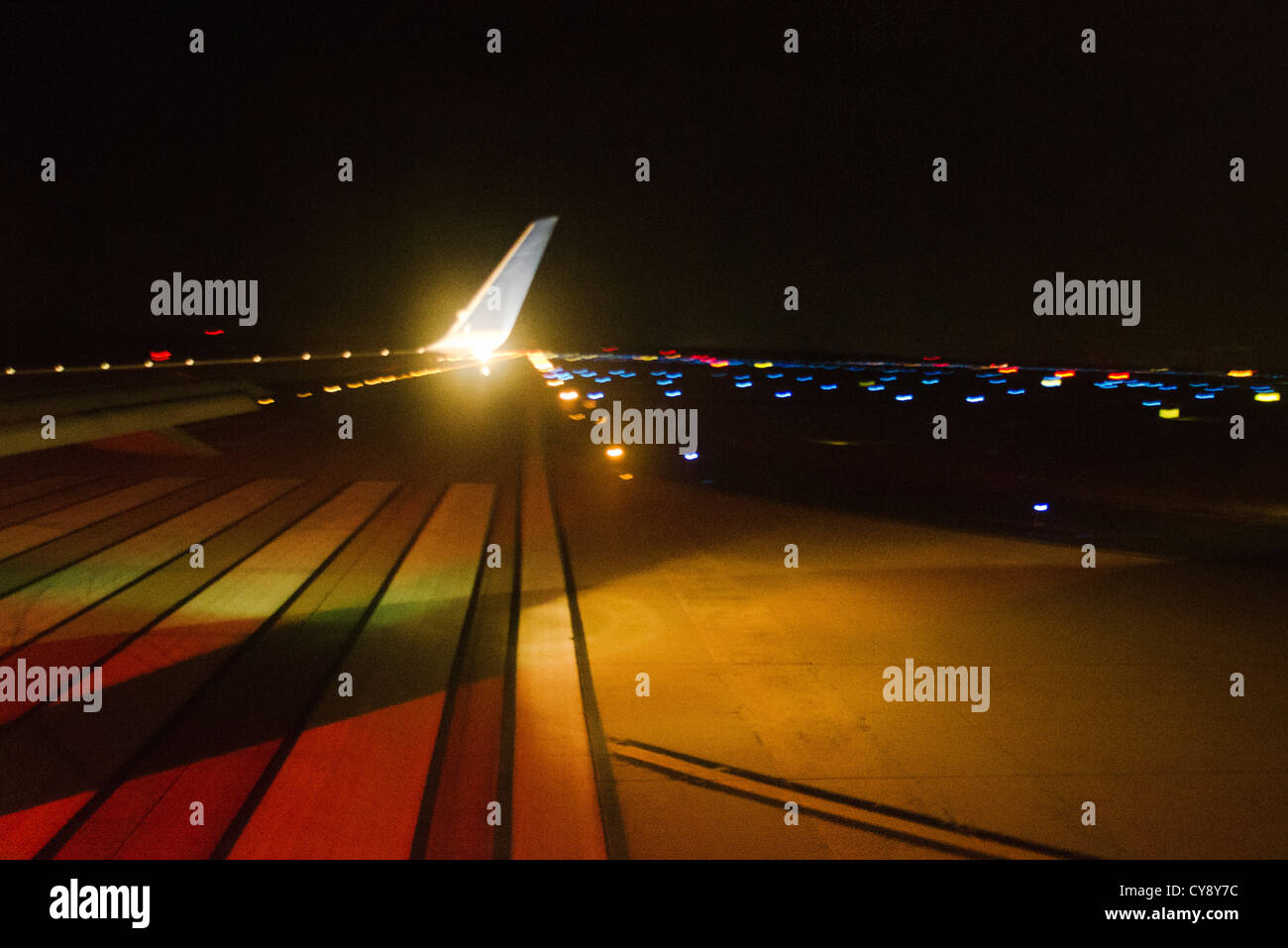 Airplane wing tarmac hi-res stock photography and images - Alamy