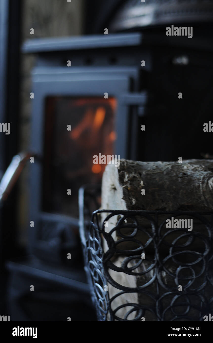 wood burning fire scene with logs Stock Photo - Alamy