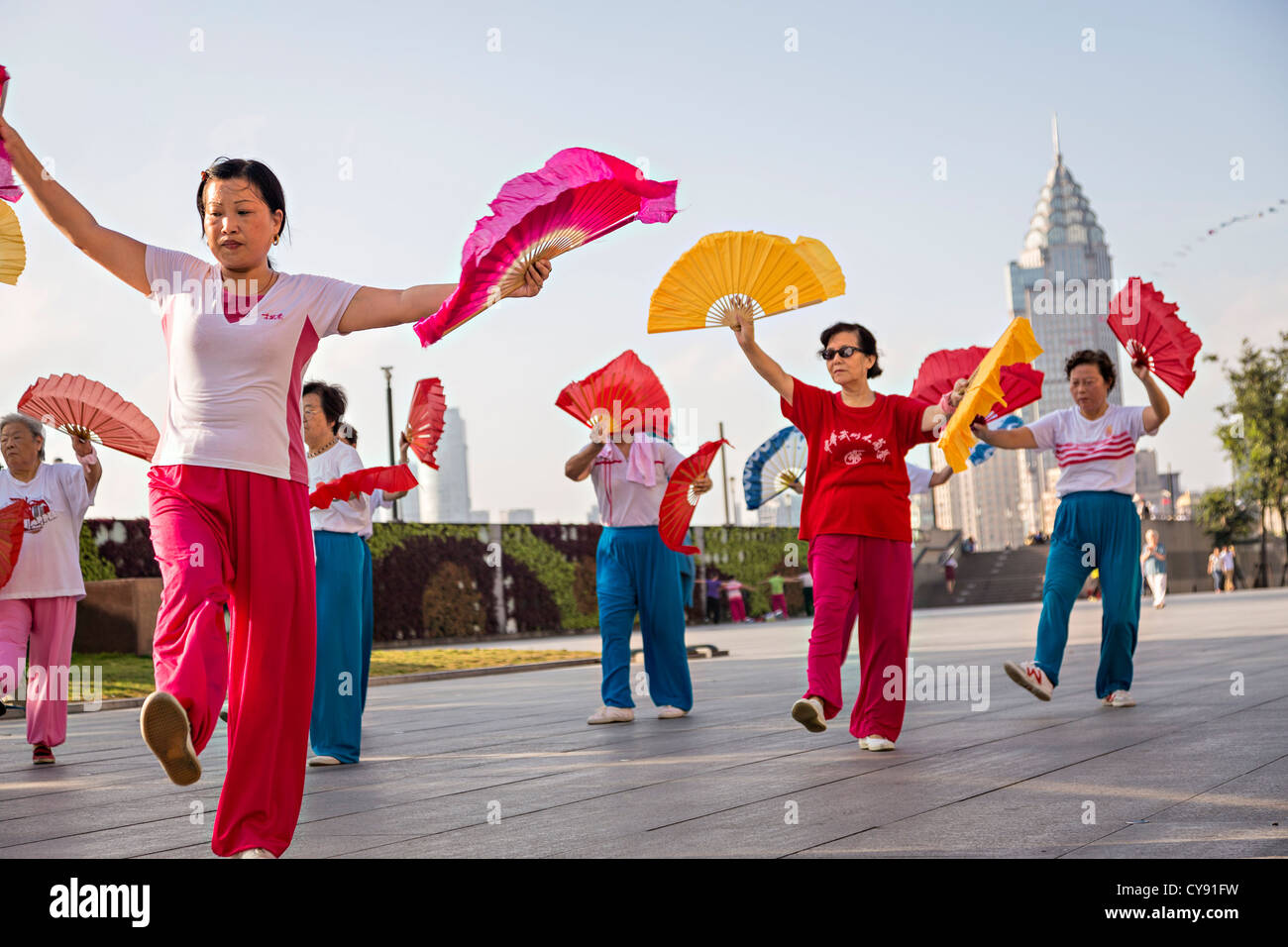 Shanghai woman skyline hi-res stock photography and images - Alamy