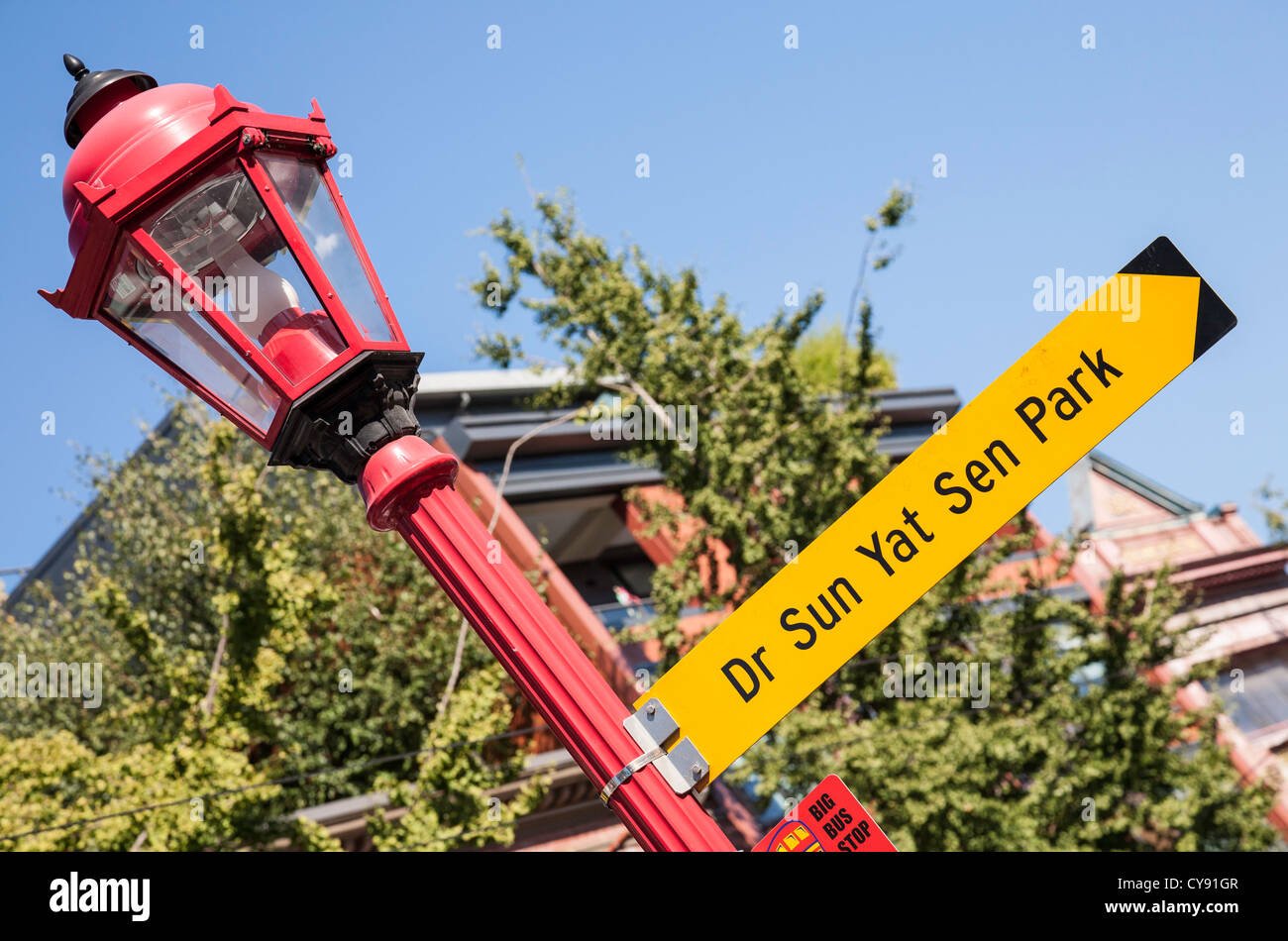Red lamp post chinatown hi-res stock photography and images - Alamy