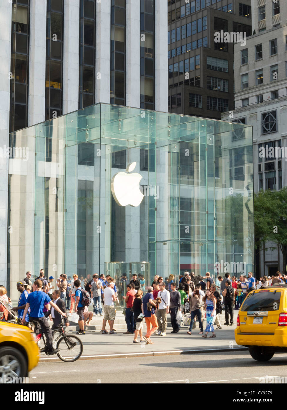 Apple Computer Store, Fifth Avenue, NYC Stock Photo - Alamy