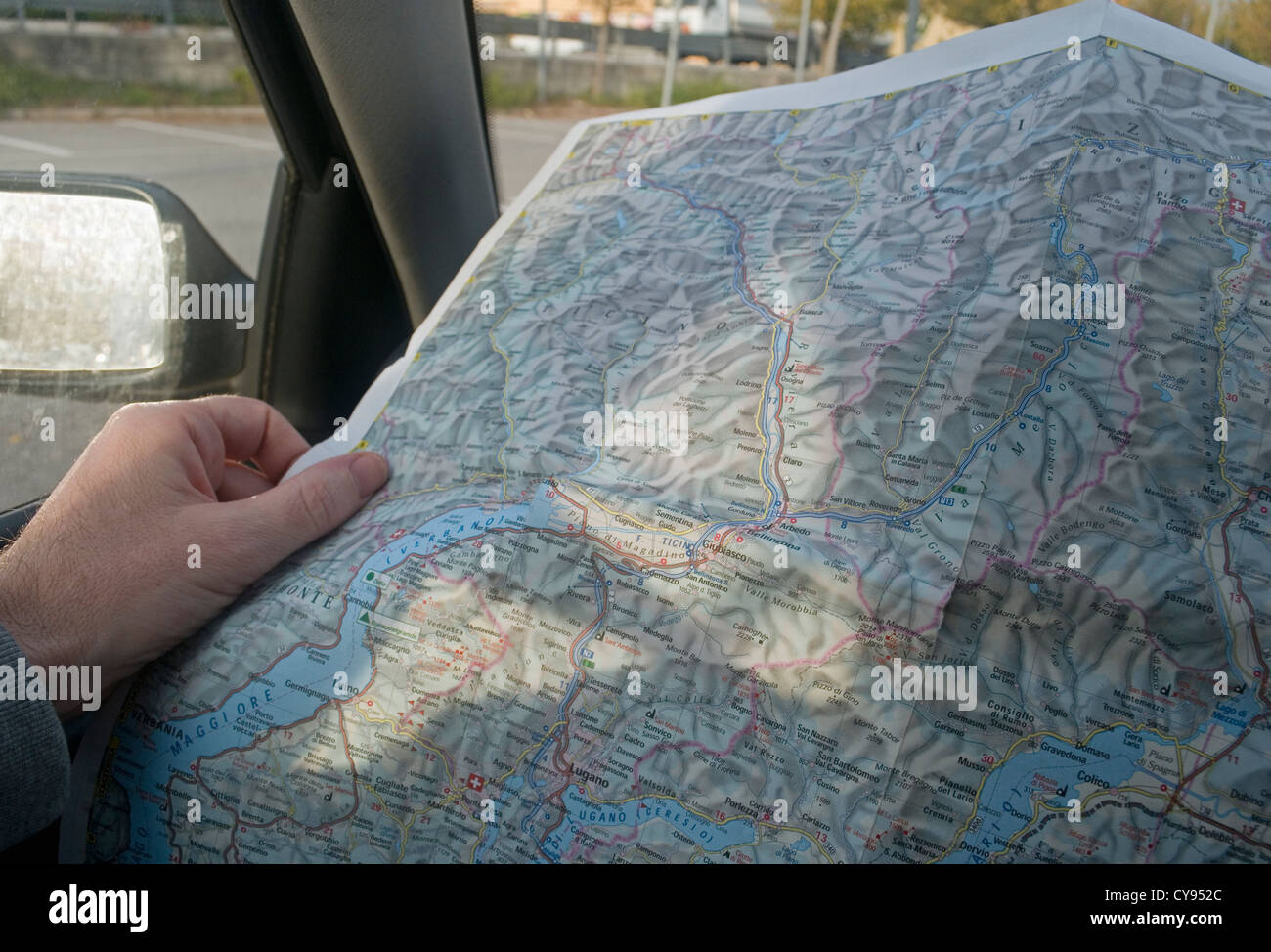 Reading map inside car hi-res stock photography and images - Alamy