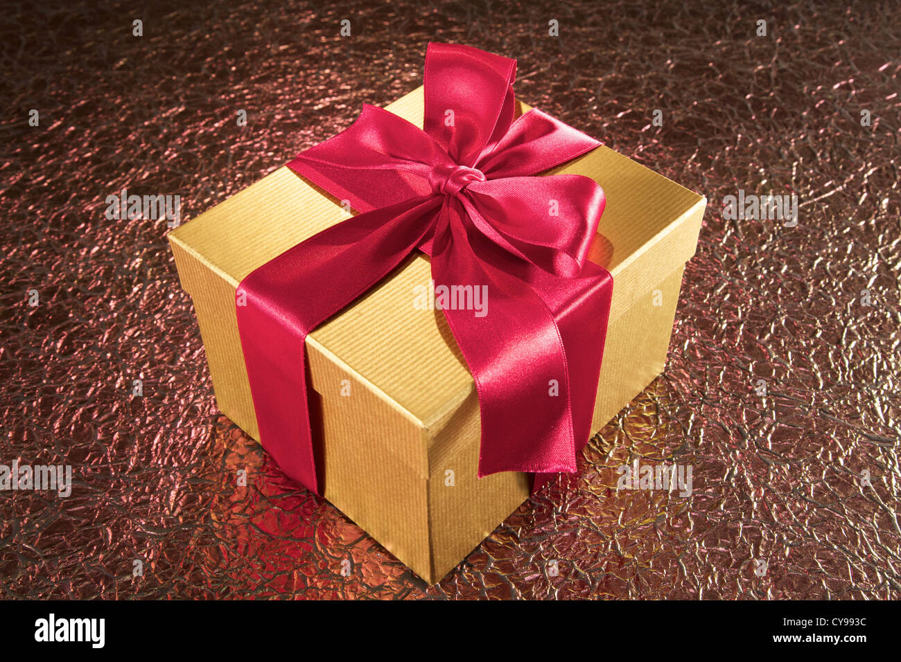 golden gift box on textured sparkling background Stock Photo - Alamy