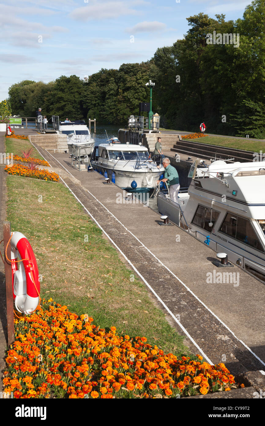Sunday afternoon on the River Thames at Boveney Lock, Buckinghamshire ...
