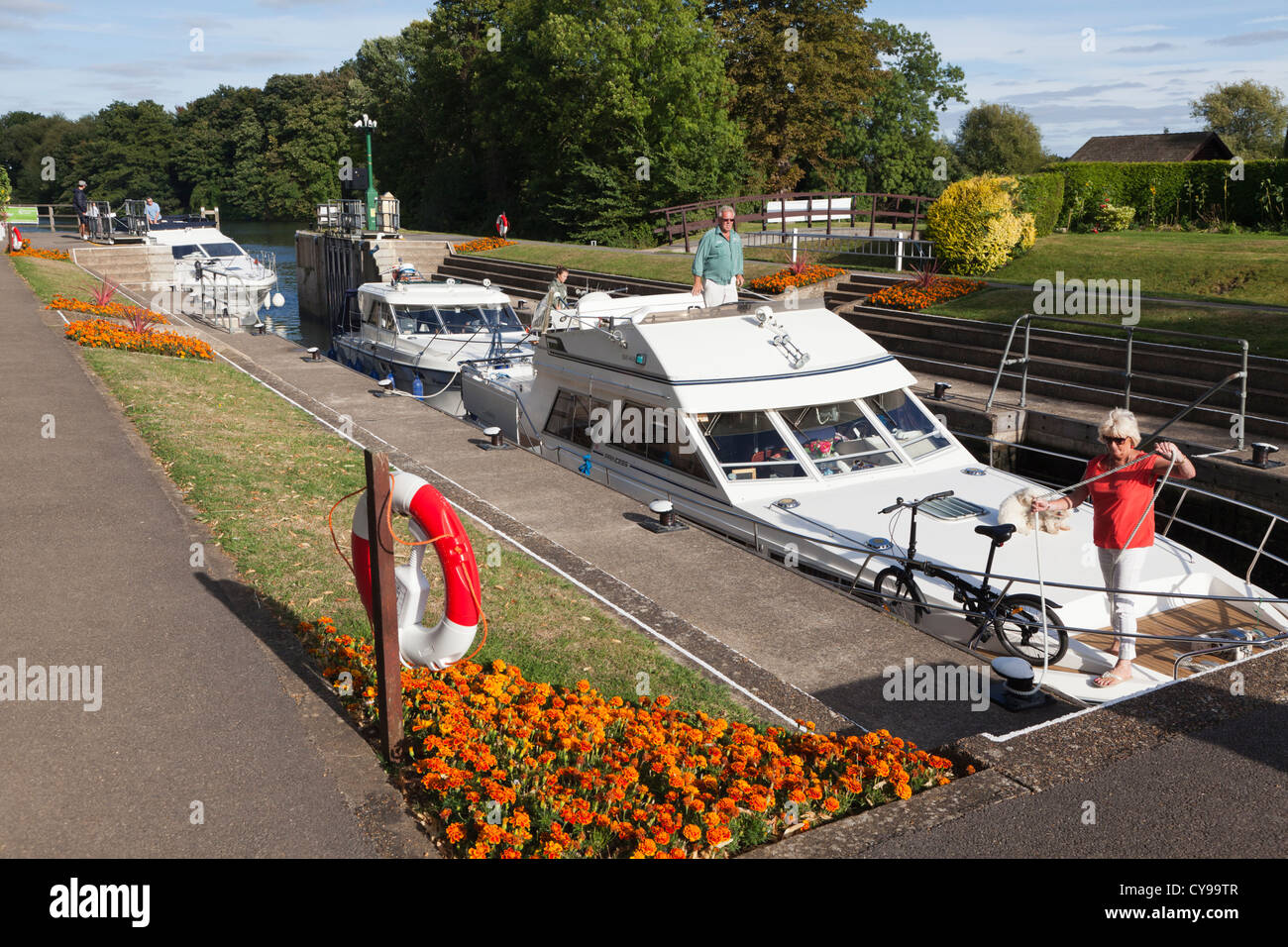 Sunday afternoon on the River Thames at Boveney Lock, Buckinghamshire ...