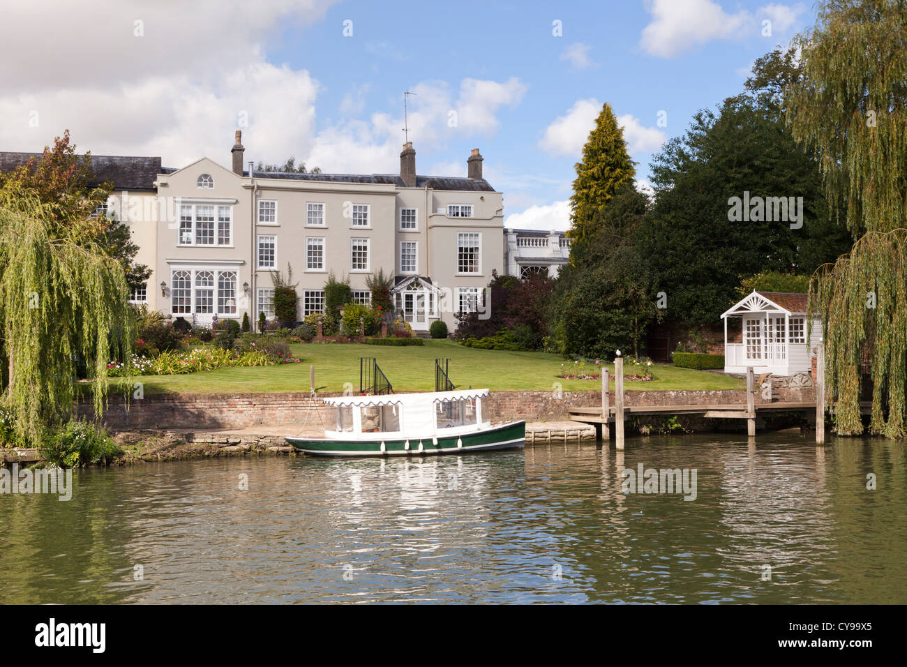 Riverside house thames hi-res stock photography and images - Alamy