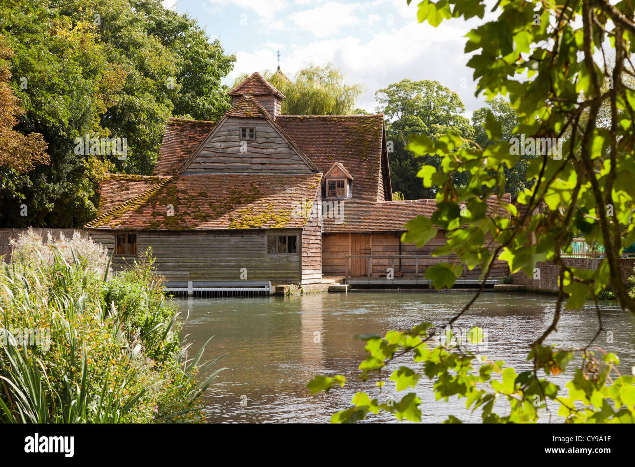 Mapledurham mill river thames hi-res stock photography and images - Alamy