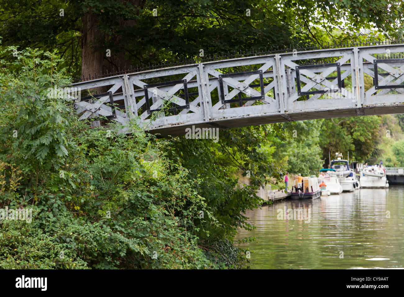 Bridge over the River Thames at Cookham, Windsor and Maidenhead, UK ...