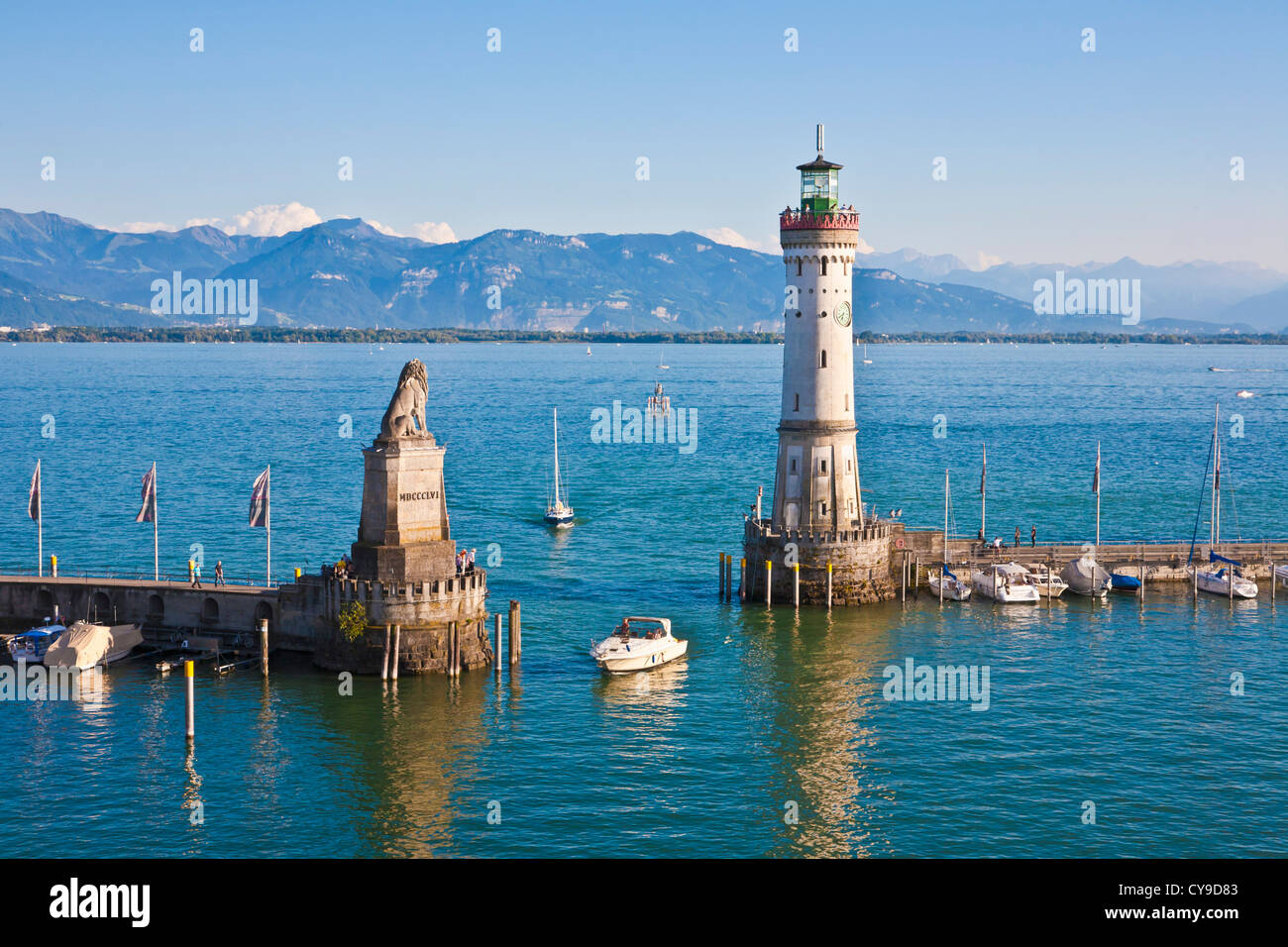 Bayerischer Löwe, Leuchtturm, Hafeneinfahrt, Hafen von Lindau, Bodensee ...