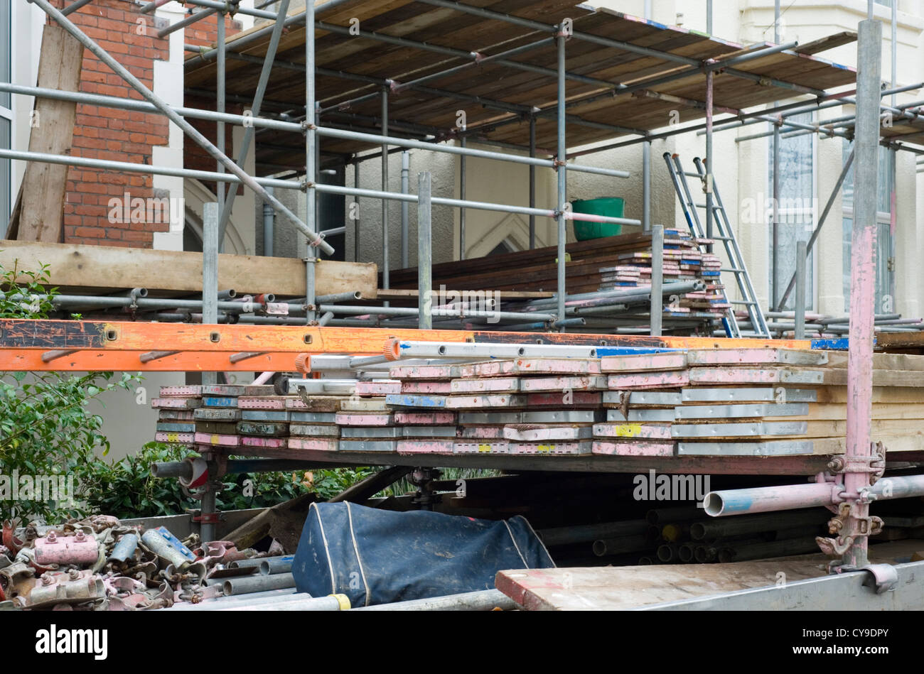 scaffolding outside of an urban house Stock Photo - Alamy