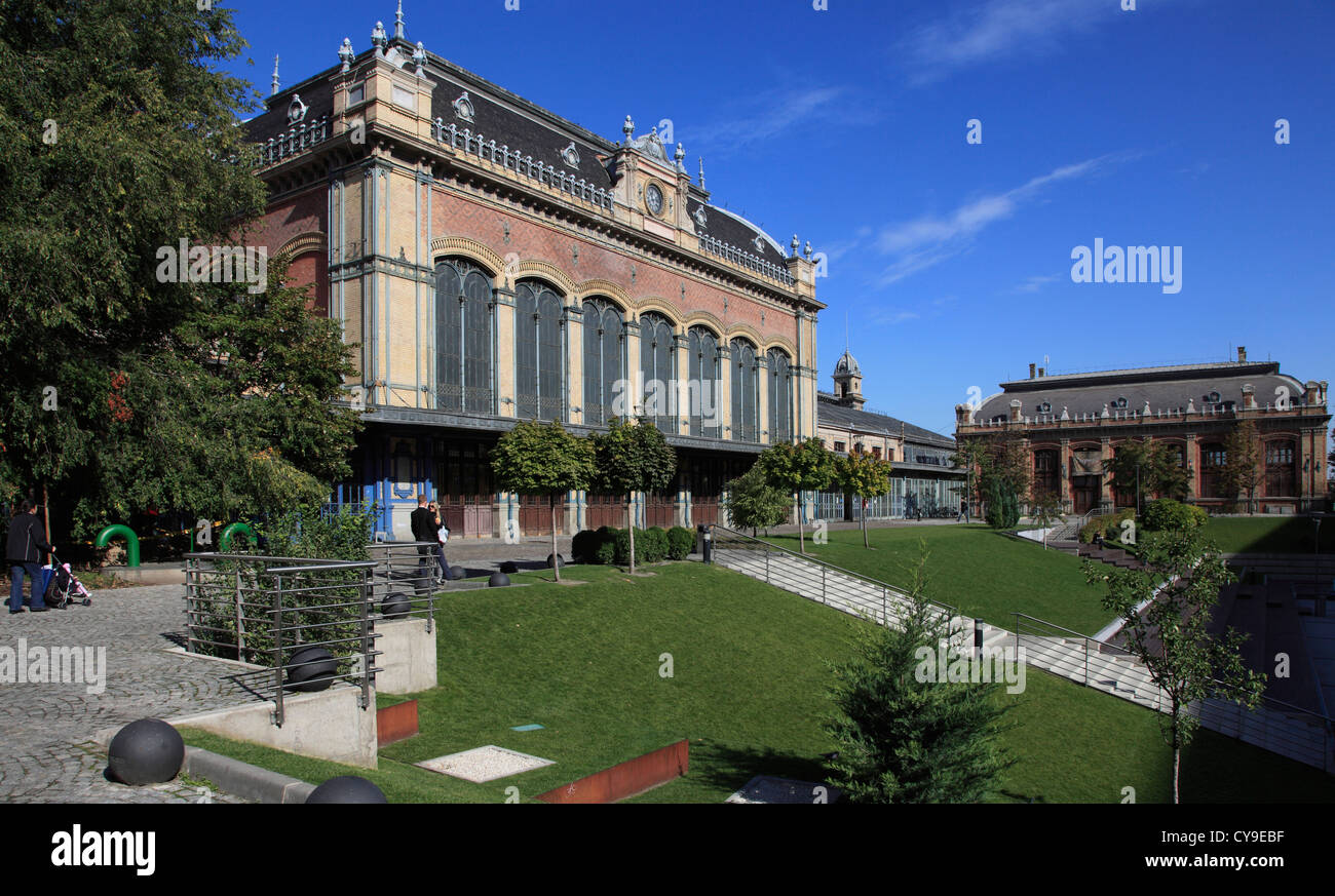 Budapest nyugati railway hi-res stock photography and images - Alamy