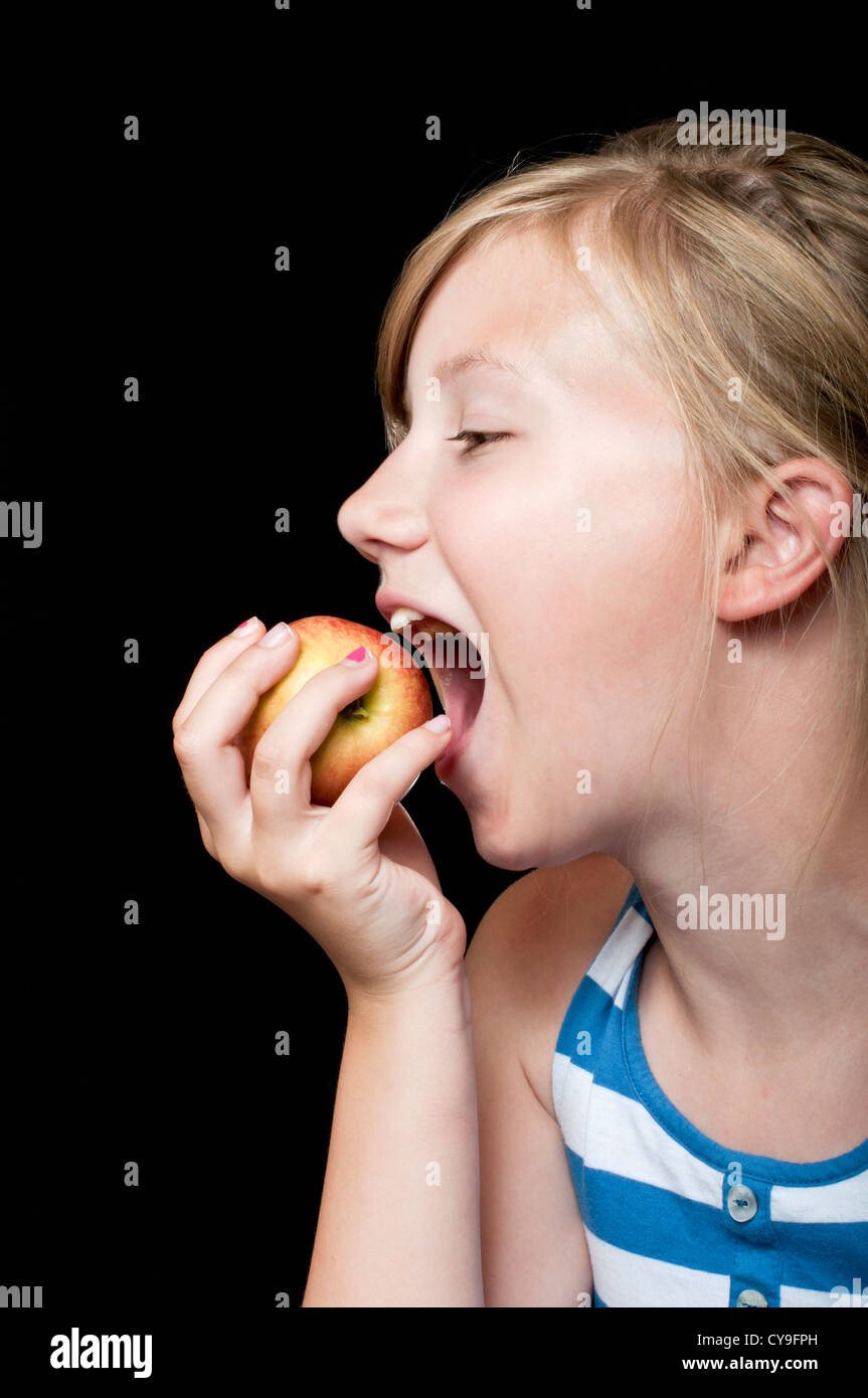 Child eating an apple Stock Photo - Alamy