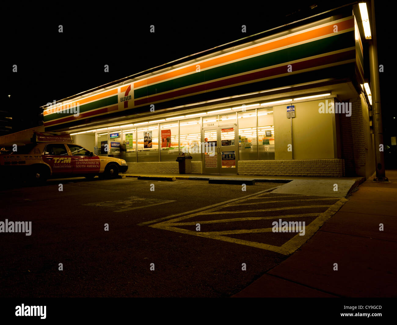 Convenience Store Shop Night Stock Photos & Convenience Store Shop ...