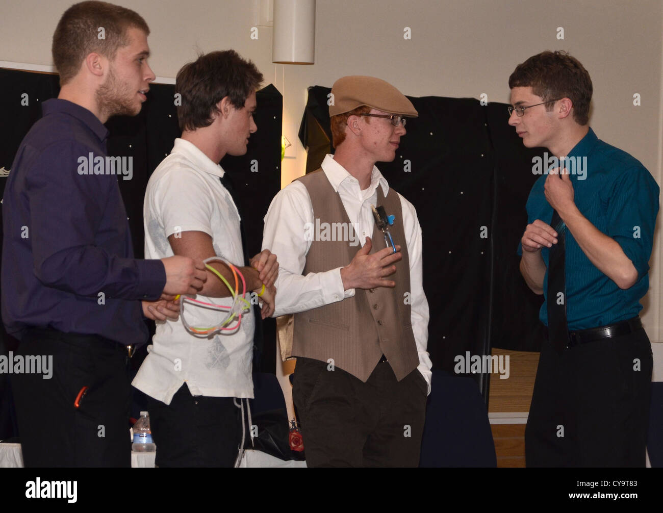 4 teenagers talking hi-res stock photography and images - Alamy