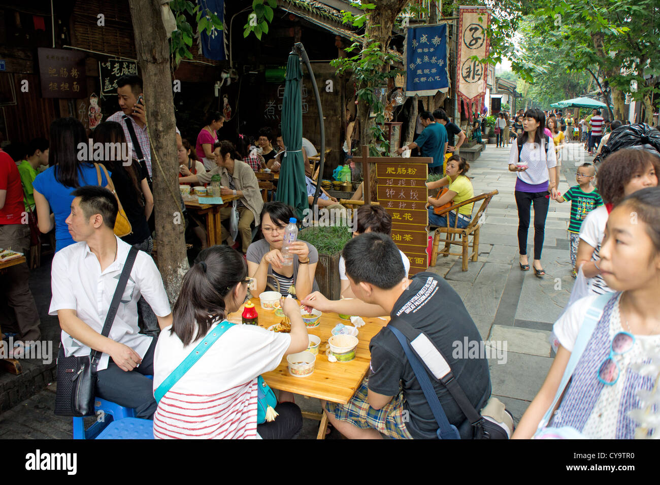 Chengdu, Kuan Zhai Xiang Zi historic city, street restaurant. Sichuan ...