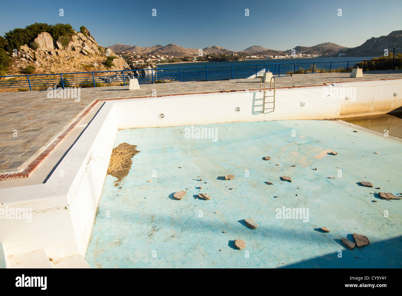 Abandoned empty swimming pool hi-res stock photography and images - Alamy