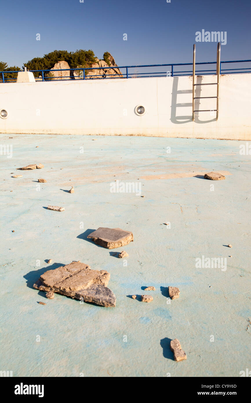 Derelict swimming pool hi-res stock photography and images - Alamy