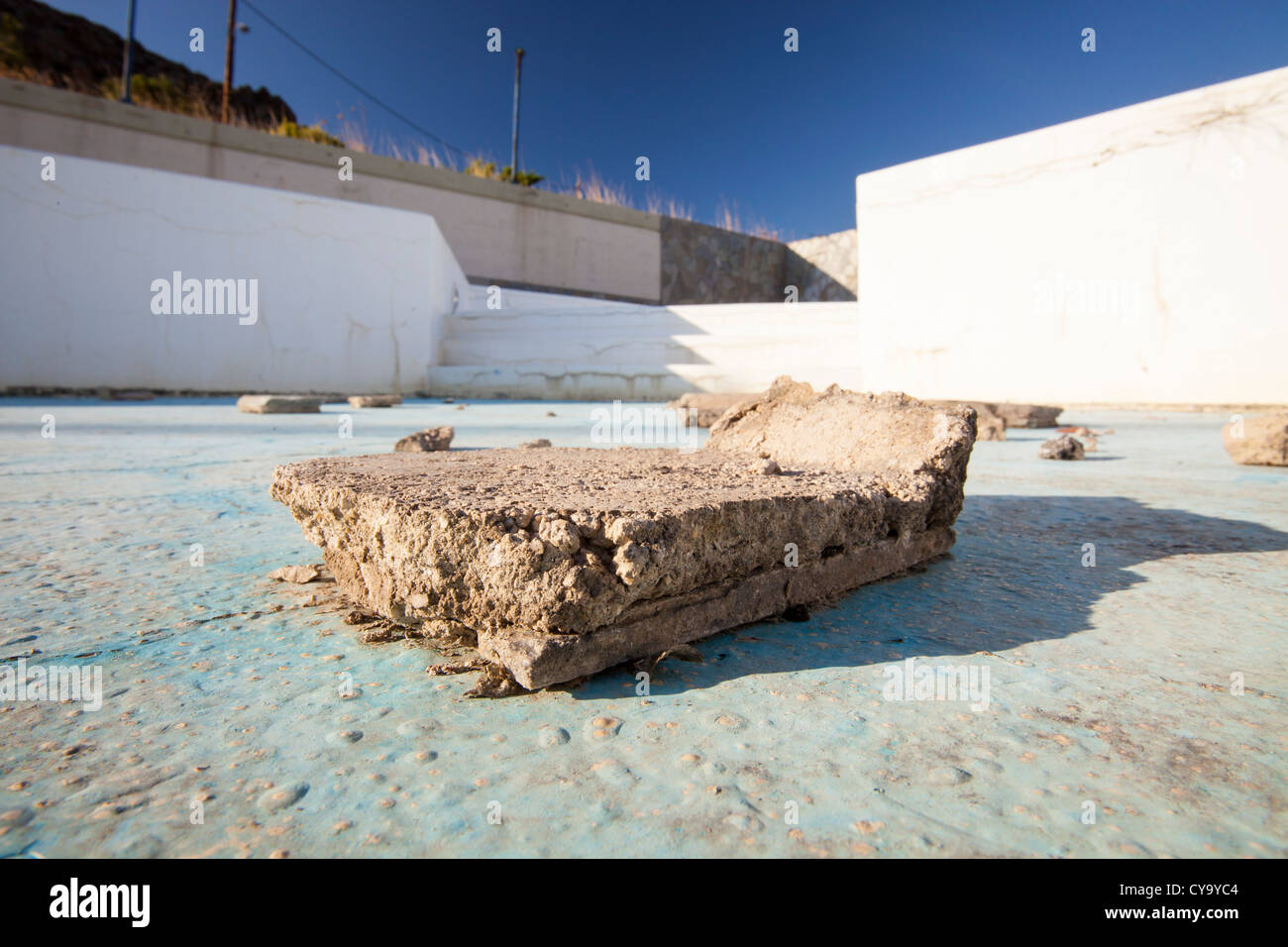 Abandoned empty swimming pool hi-res stock photography and images - Alamy