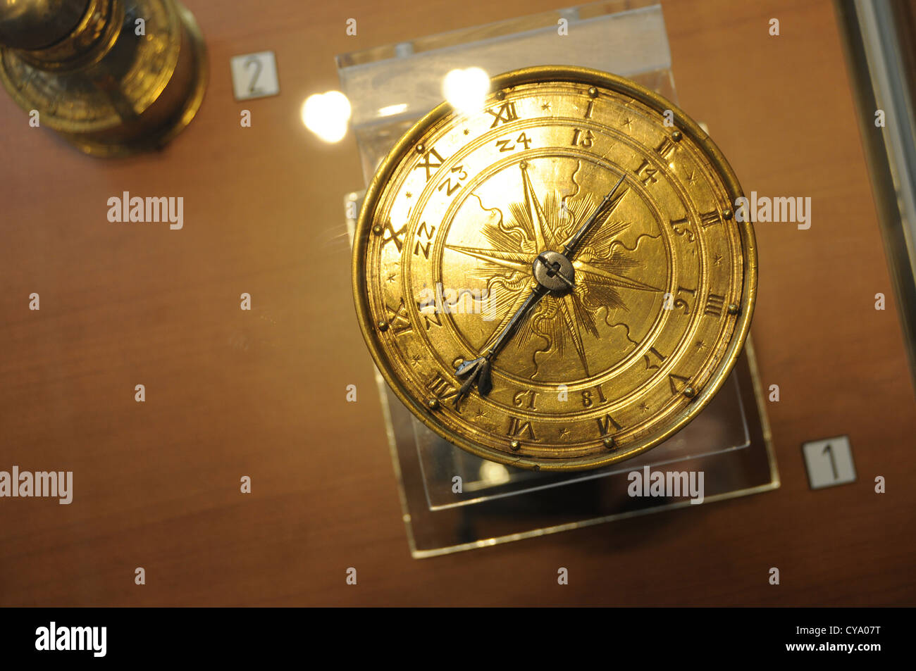 Old compass hi-res stock photography and images - Alamy
