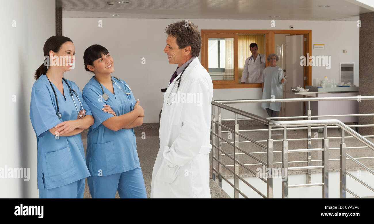 Three discoursing doctors Stock Photo - Alamy
