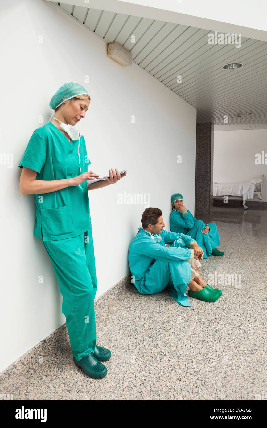 Surgeon using tablet computer Stock Photo - Alamy