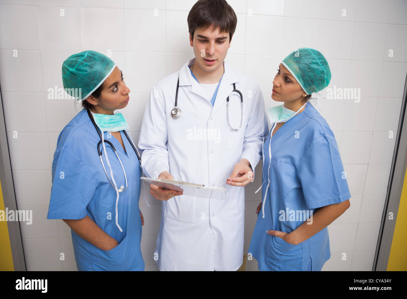 Two nurses talking hi-res stock photography and images - Alamy