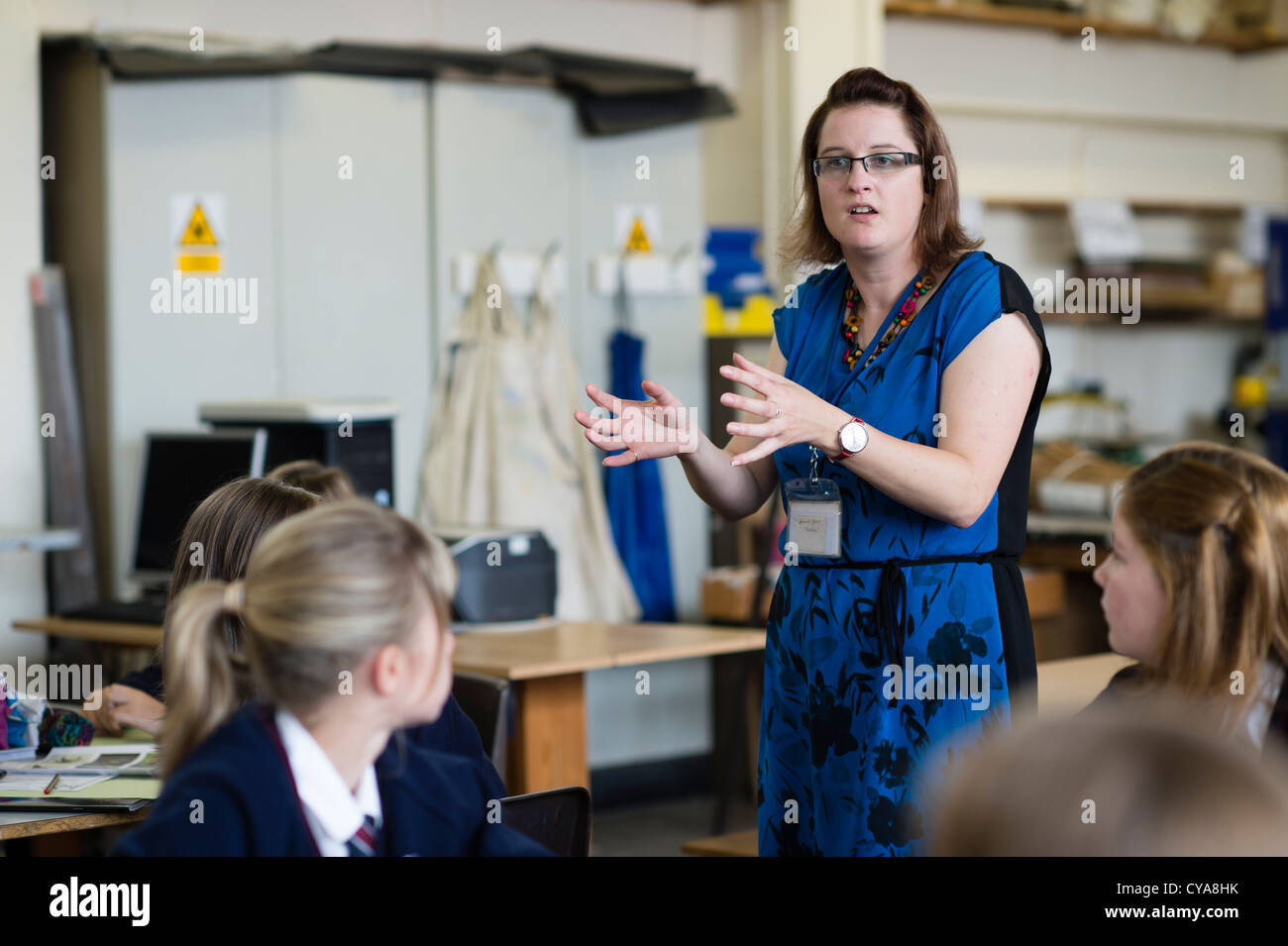 Secondary school class teacher uk hi-res stock photography and images ...
