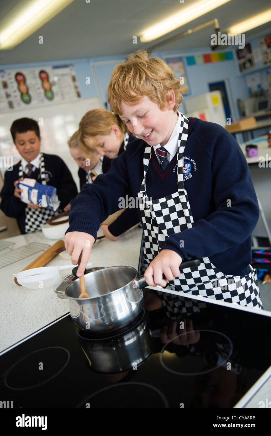Boys home economics class hi-res stock photography and images - Alamy