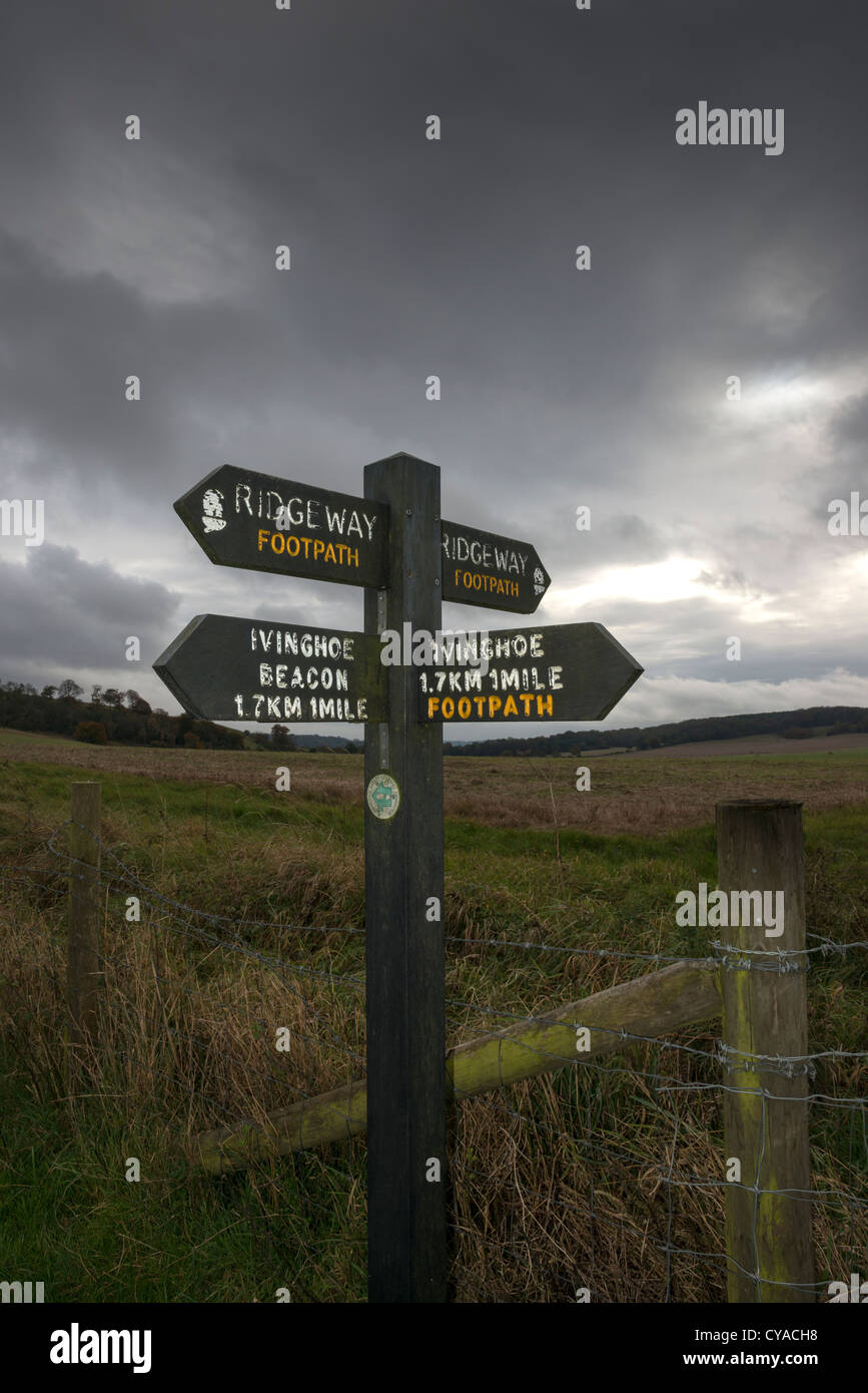 Signpost to the Ridgeway footpath and Ivinghoe Beacon Chilterns Bucks ...