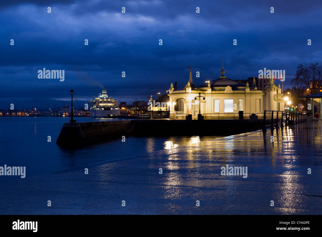 Santander.Night view of the maritim station Stock Photo - Alamy