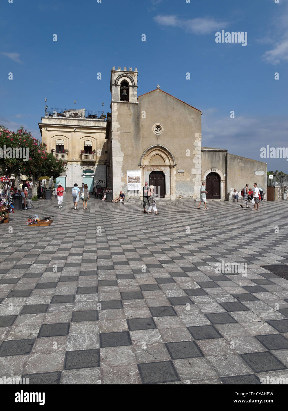 Taormina piazza hi-res stock photography and images - Alamy