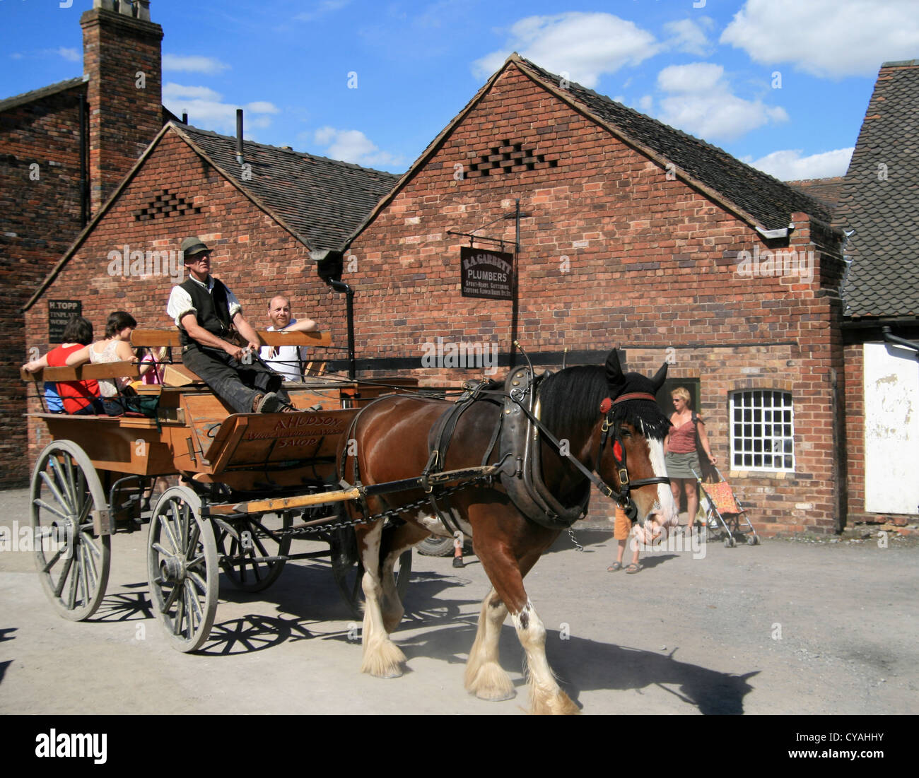 Victorian horse and cart hi-res stock photography and images - Alamy