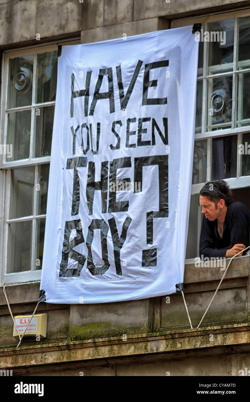 Hoarding window advertisement man hi-res stock photography and images ...