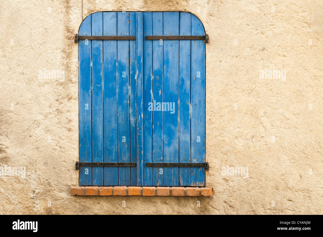 Old blue window hi-res stock photography and images - Alamy