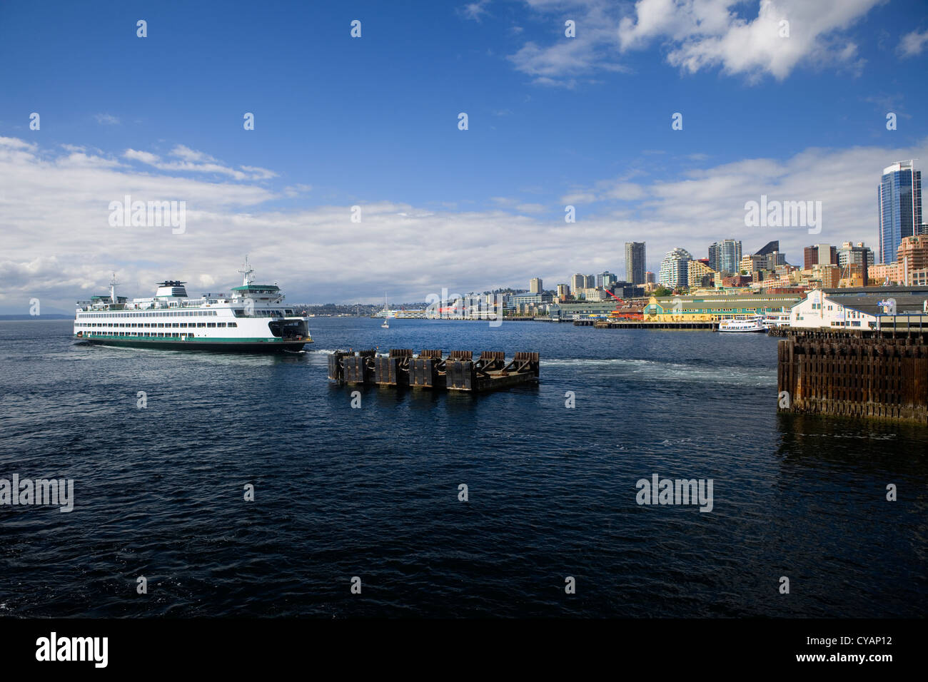 WA04785-00....WASHINGTON - Ferry boat leaving the Colman Ferry Dock in ...