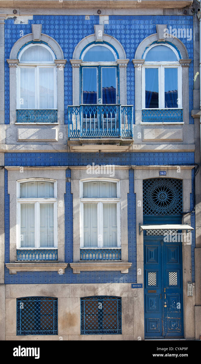 Portuguese traditional tiles hi-res stock photography and images - Alamy