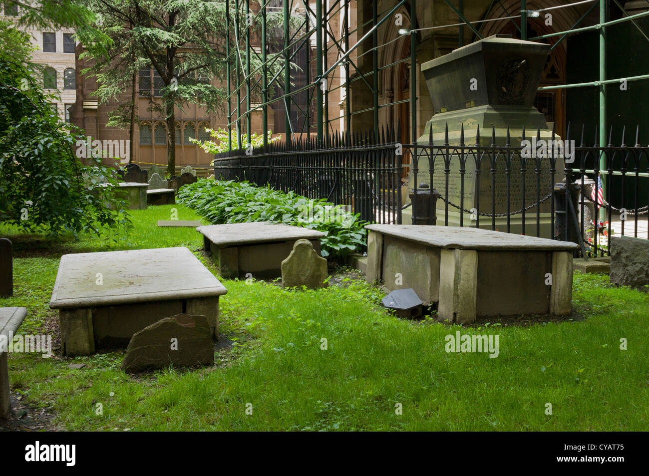 TRINITY CHURCH GRAVEYARD NEW YORK CITY NEW YORK USA Stock Photo - Alamy