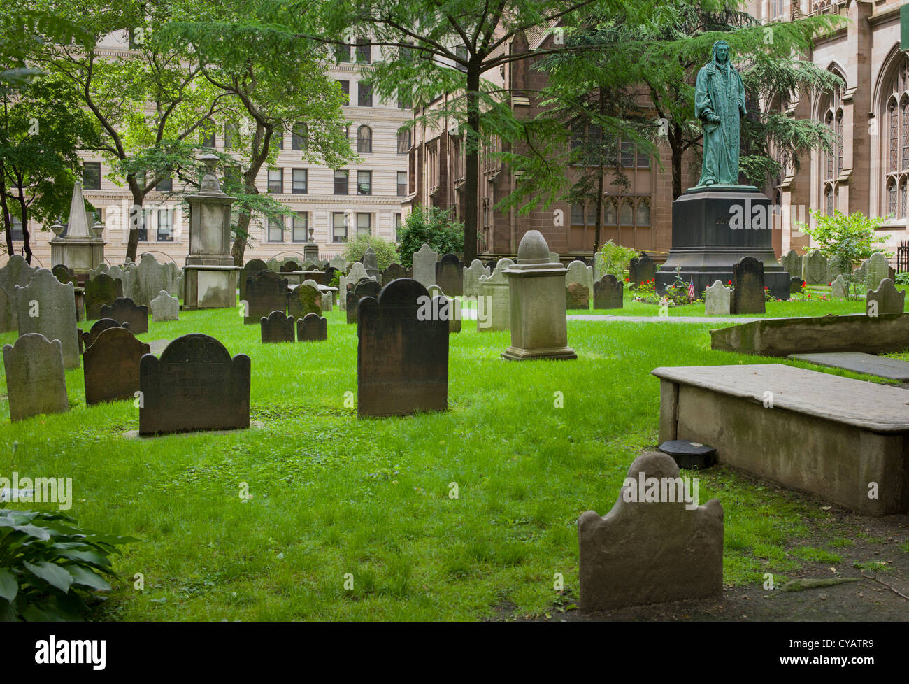 TRINITY CHURCH GRAVEYARD NEW YORK CITY NEW YORK USA Stock Photo - Alamy