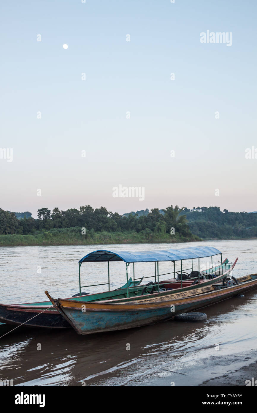 Wooden long tail boats hi-res stock photography and images - Alamy