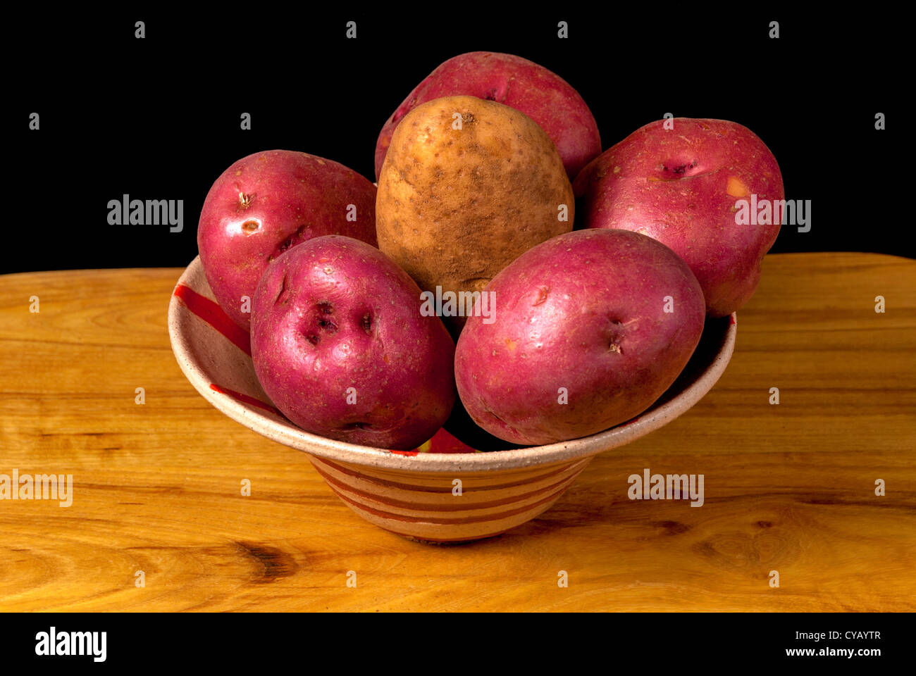 Young fresh potatoes ready to eat Stock Photo - Alamy