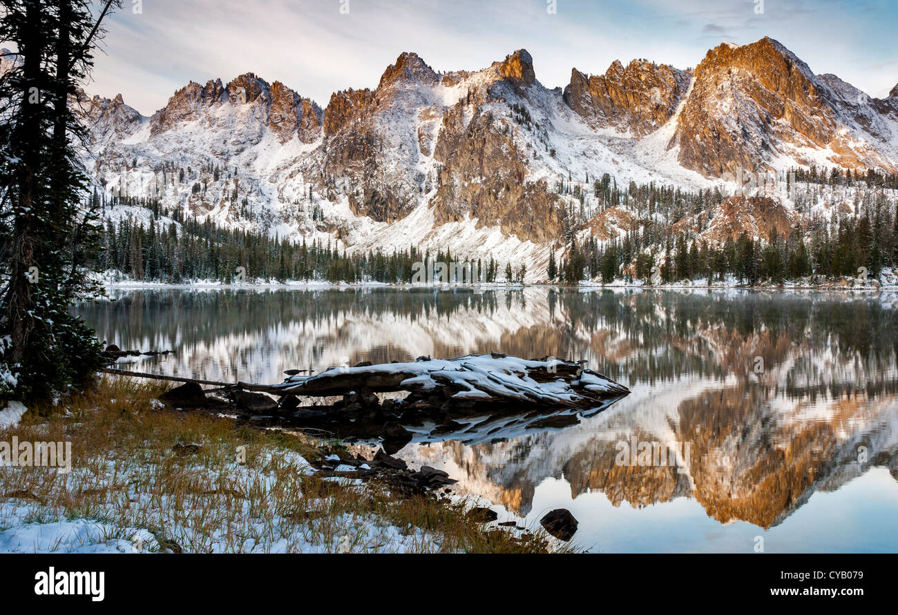 Hiking winter lake hi-res stock photography and images - Alamy