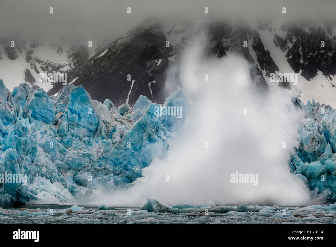 ICEBERG CALVING MONACO GLACIER LIEFDEFJORD NORWAY Stock Photo - Alamy