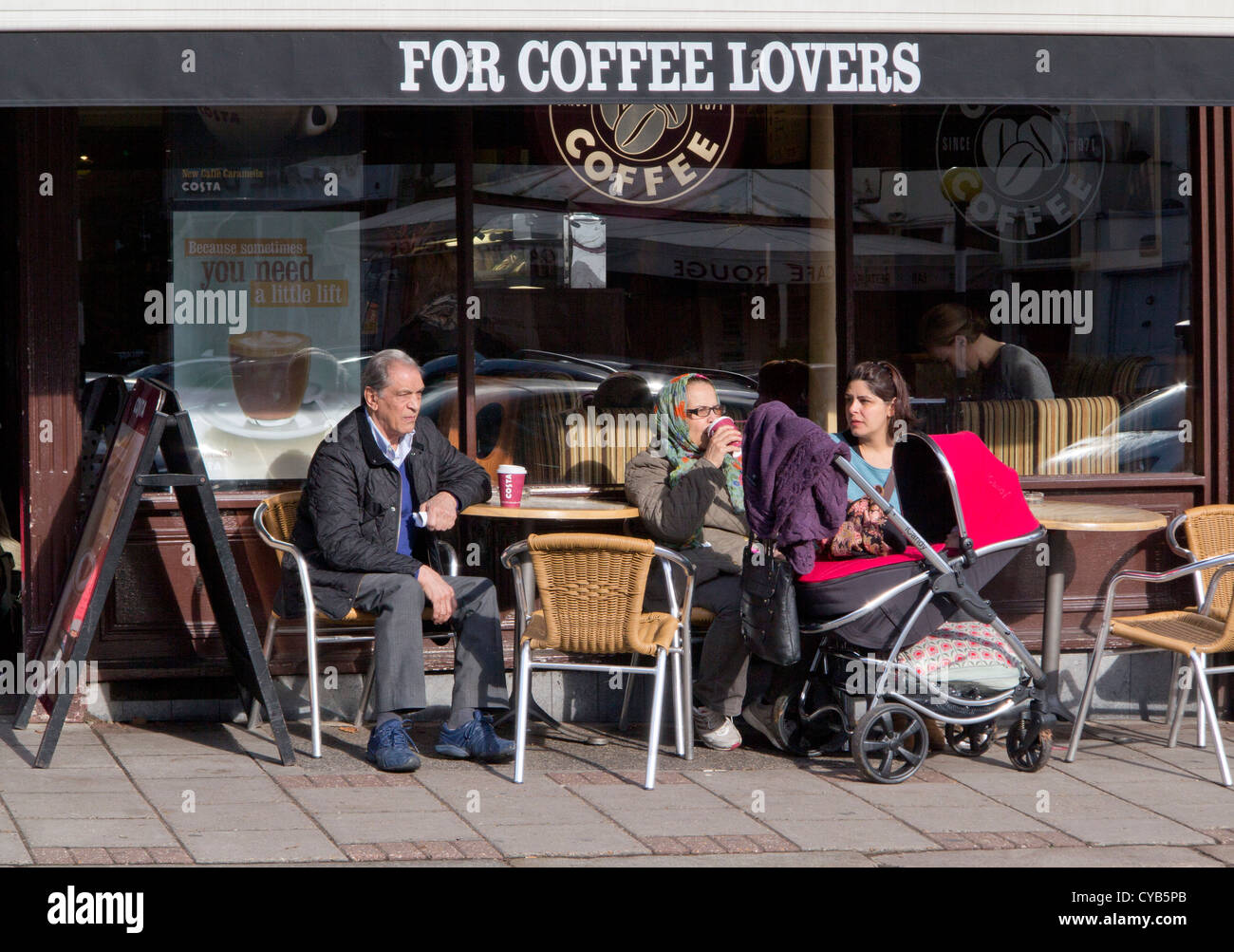Family cafe london hi-res stock photography and images - Alamy