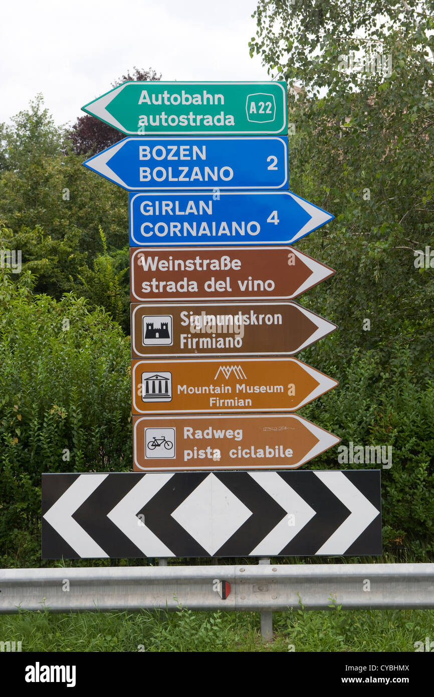 Italy road signs hi-res stock photography and images - Alamy