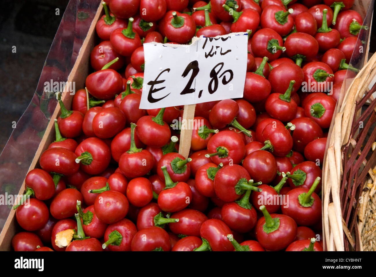 Bolzano: market stall / peppers Stock Photo - Alamy